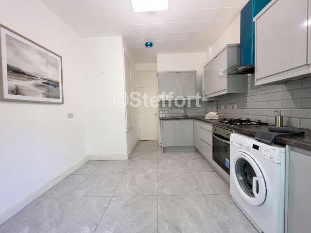 Bromley Road, Bromley BR1 3 bed apartment to rent £1,650 pcm £381 pw