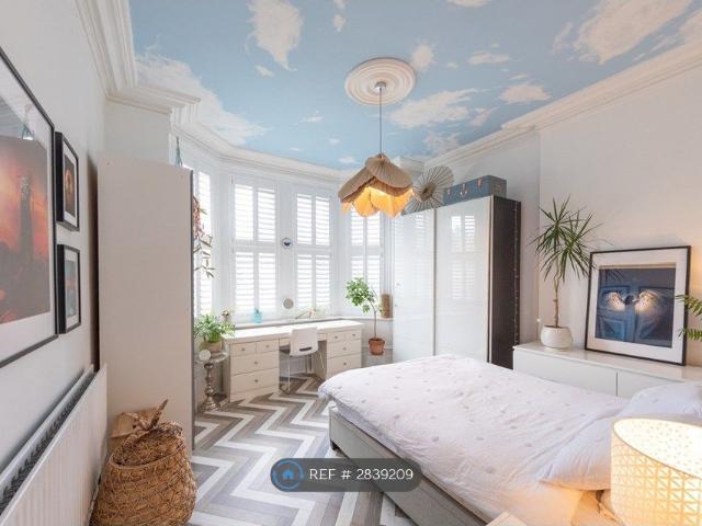 Bromley Road, London SE6, 2 bed flat to rent, £2,000 pcm | PrimeLocation