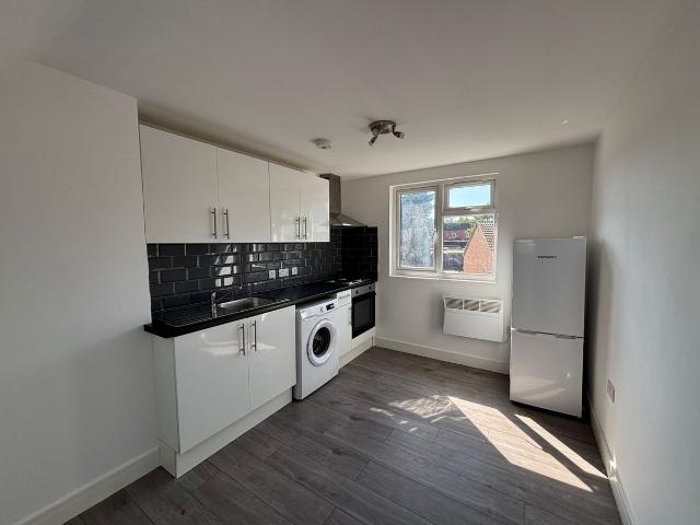 Bromley Road N17, Studio to rent, £1,200 pcm | PrimeLocation