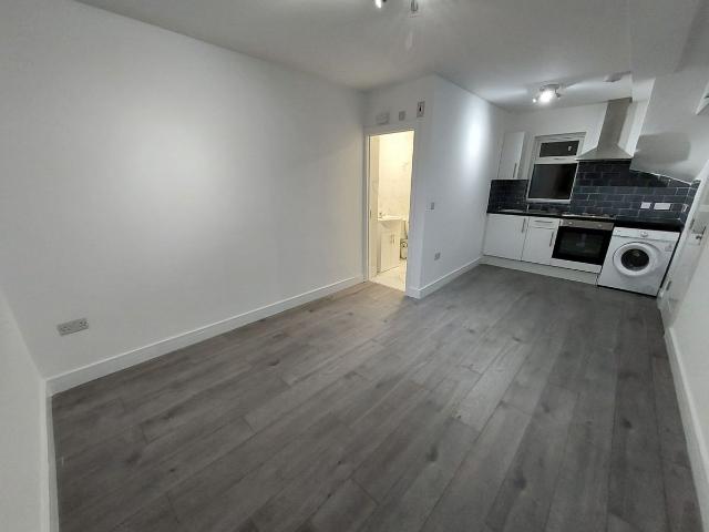 Bromley Road N17, Studio to rent, £1,200 pcm | PrimeLocation