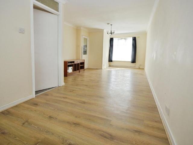 Brompton Close, Hounslow TW4 3 bed terraced house to rent £2,250 pcm £519 pw