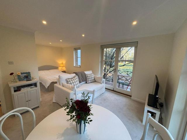 Brompton Park Crescent, Fulham Studio to rent £2,700 pcm £623 pw