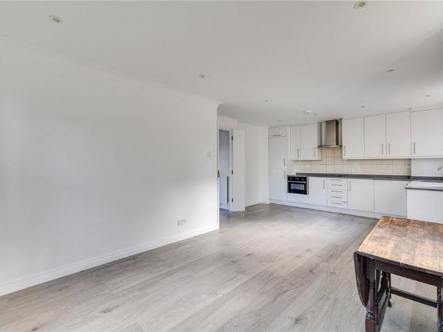 Brompton Park Crescent, London, SW6 2 bed apartment to rent £2,999 pcm £692 pw