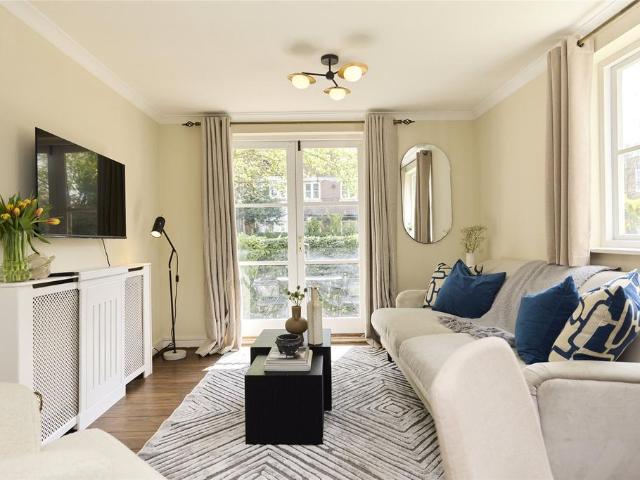 Brompton Park Crescent, London, SW6 2 bed property to rent £4,775 pcm £1,102 pw