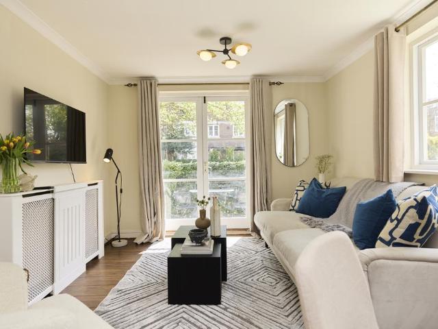 Brompton Park Crescent, SW6 2 bed flat to rent £4,775 pcm £1,102 pw