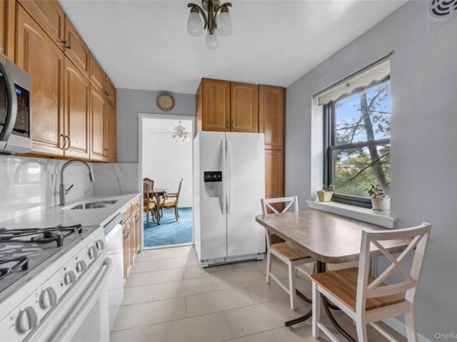 Brompton Rd Apt L, Great Neck, Property For Sale