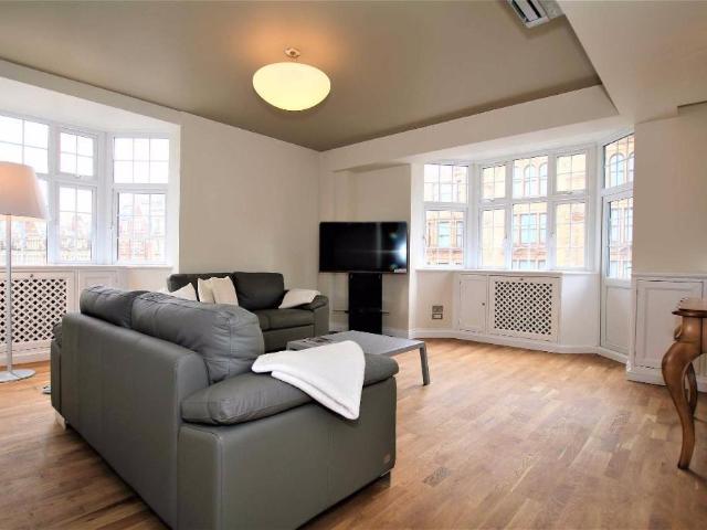 Brompton Road, London SW3 2 bed apartment to rent £5,417 pcm £1,250 pw