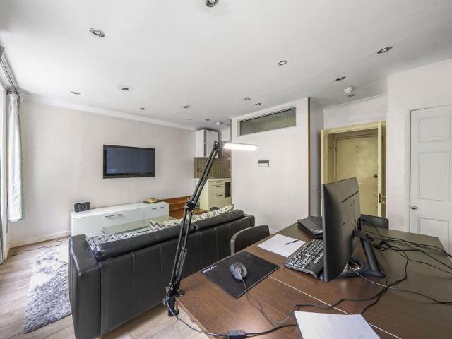 Brompton Square, Knightsbridge. 1 bed flat to rent £4,009 pcm £925 pw