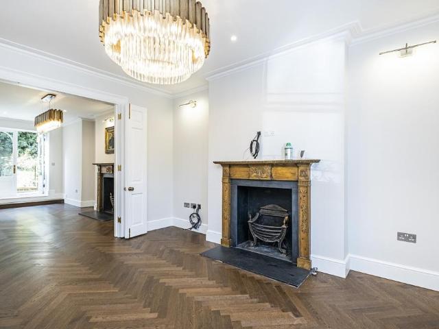 Brompton Square Knightsbridge SW3 4 bed terraced house to rent £15,999 pcm £3,692 pw