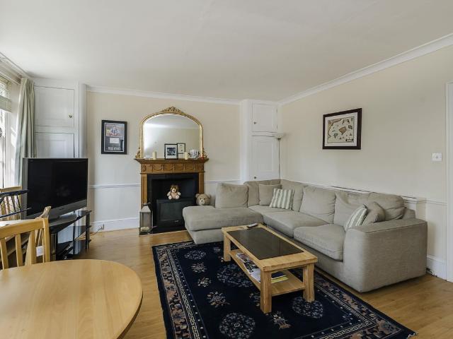 Brompton Square, London SW3, 3 bed flat to rent, £4,250 pcm | PrimeLocation