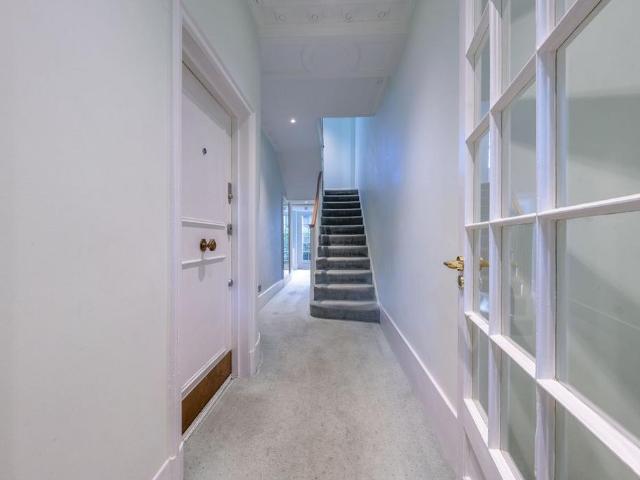 Brompton Square, London. 1 bed flat to rent £4,225 pcm £975 pw