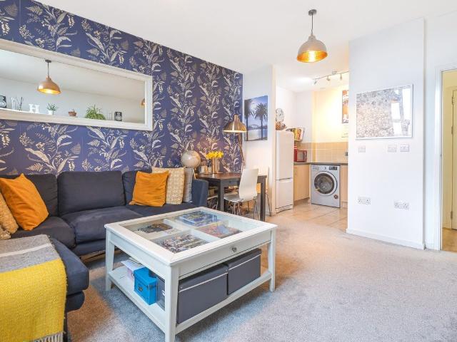 Bromyard Avenue, Acton, London W3, 1 bed flat to rent, £1,700 pcm | PrimeLocation