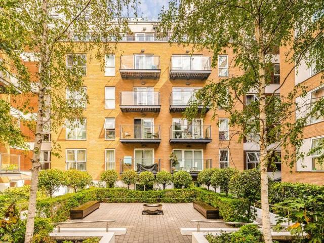 Bromyard Avenue, London W3 2 bed flat to rent £2,400 pcm £554 pw