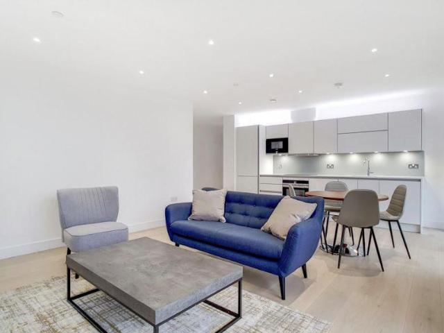 Bromyard Avenue, London W3 3 bed apartment to rent £3,315 pcm £765 pw
