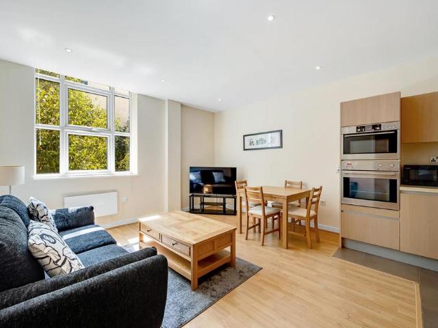 Bromyard Avenue, London 2 bed apartment to rent £2,150 pcm £496 pw