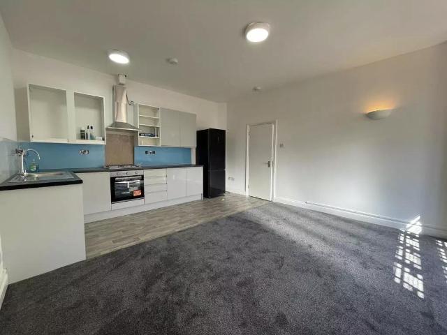 Brondesbury Villas, London, NW6 2 bed flat to rent £2,500 pcm £577 pw