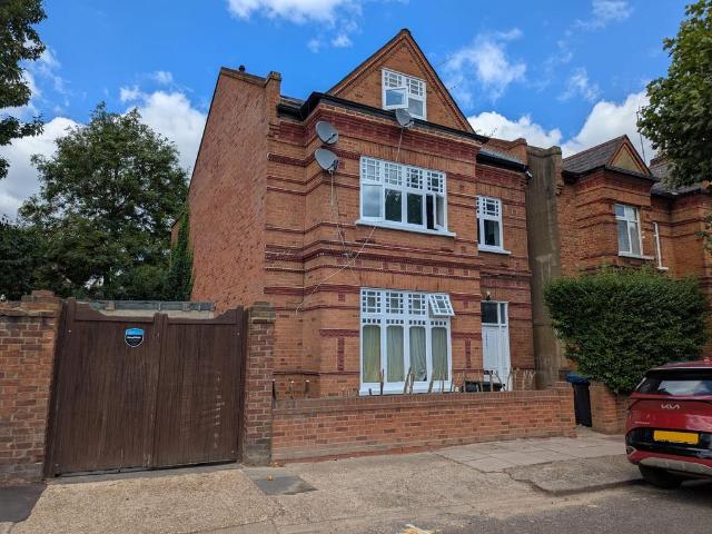 Brondesbury Villas, London NW6 2 bed flat to rent £2,500 pcm £577 pw