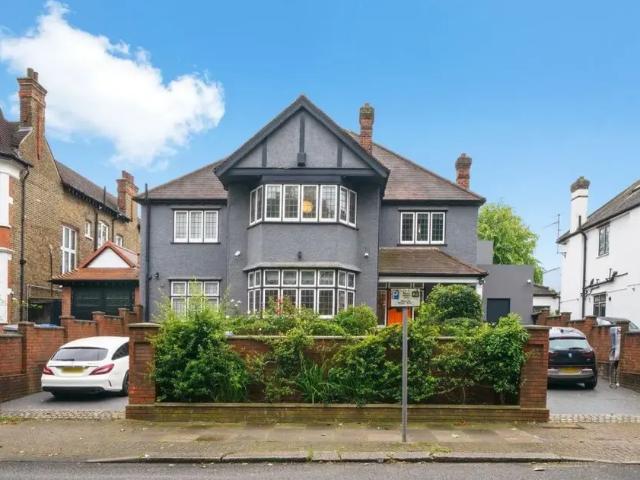 Brondesbury Park, London NW2 5 bed detached house to rent £26,000 pcm £6,000 pw