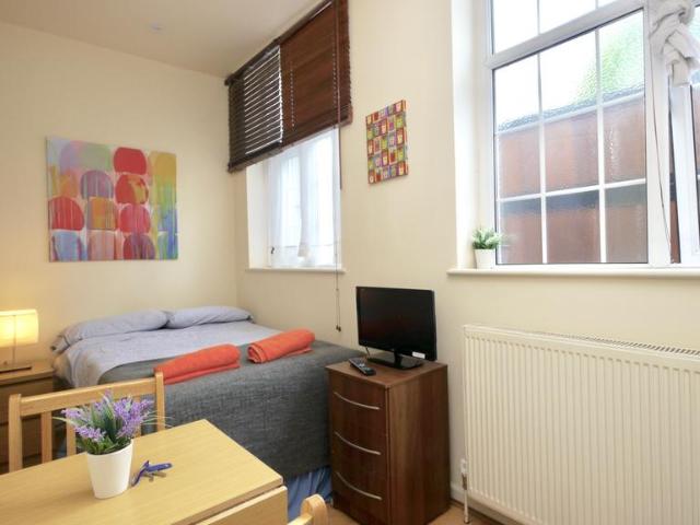 Brondesbury Park, London NW6 Studio to rent £1,220 pcm £282 pw
