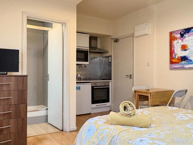 Brondesbury Park, London NW6 Studio to rent £1,352 pcm £312 pw