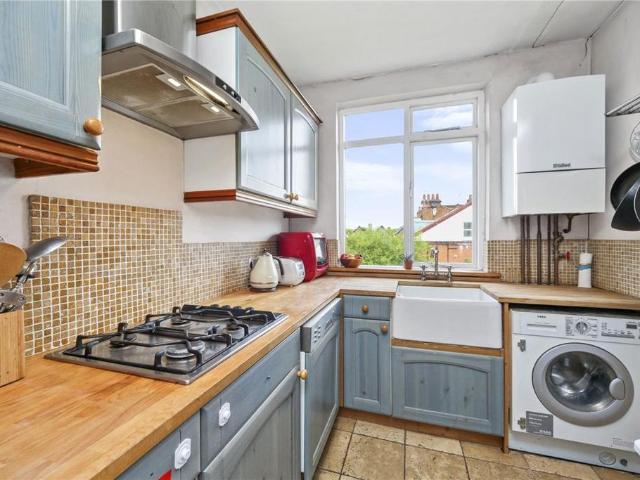 Brondesbury Road, London NW6 3 bed flat to rent £3,150 pcm £727 pw