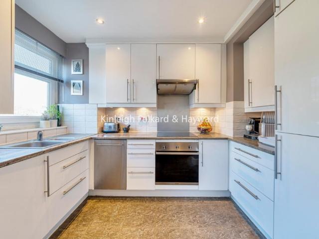 Brondesbury Road, London, NW6 2 bed flat to rent £2,500 pcm £577 pw