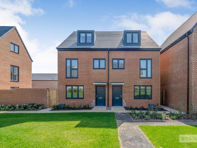 Bronte Avenue, Milton Keynes, MK4 3 bed house to rent £2,075 pcm £479 pw