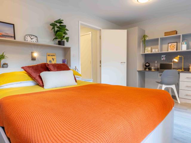 Bronze 1 Bed Apt Plus, at iQ City