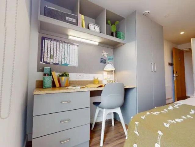 Bronze En Suite