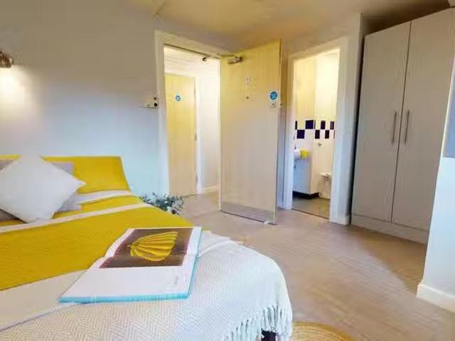 Bronze En Suite