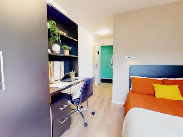 Bronze En Suite