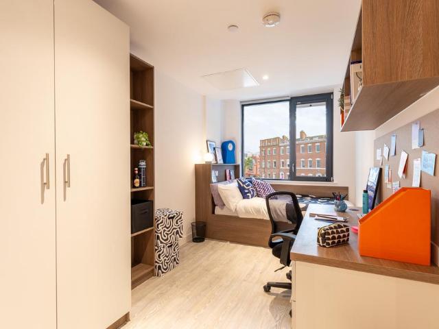 Bronze En Suite at Glassworks. 1 bed private hall to rent £1,252 pcm £289 pw