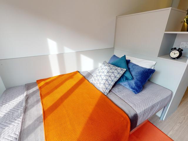 Bronze Studio, at iQ Hoxton