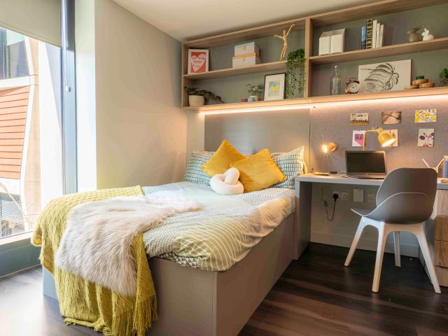 Bronze Studio Deluxe, at iQ Aldgate