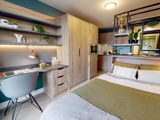 Bronze Studio Plus, at iQ Bankside