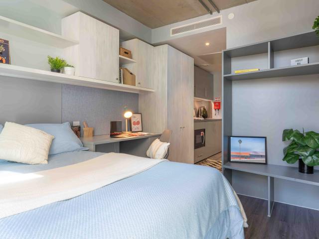 Bronze Studio Premium, at iQ Aldgate