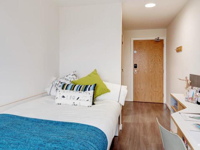 Bronze Two Bed Flat at Dunaskin Mill. 1 bed in a flat share to rent £1,083 pcm £250 pw