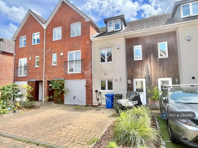 Brook Avenue, Ascot, SL5 3 bed terraced house to rent £2,245 pcm £518 pw