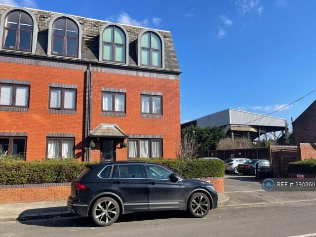 Brook Court, Brentford, TW8 2 bed flat to rent £2,000 pcm £462 pw