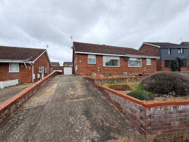 Brook Close, Carlton Colville NR33, 2 bed detached bungalow to rent, £925 pcm | PrimeLocation