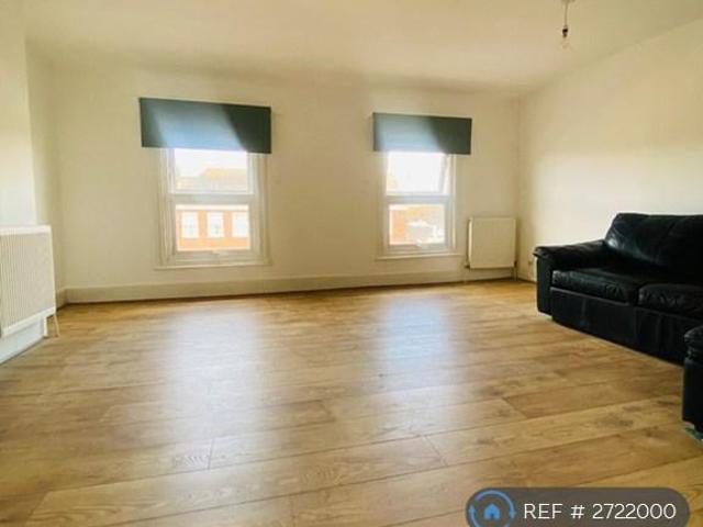 Brook House, Surbiton, KT6 3 bed flat to rent £2,550 pcm £588 pw