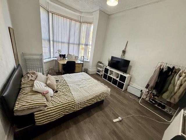 Brook Road, Manchester, M14 7 bed semi detached house to rent £3,943 pcm £910 pw