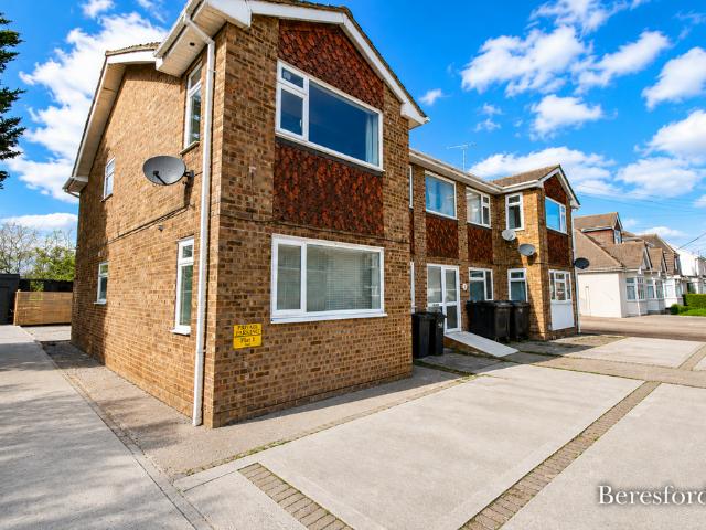 Brook Road, SS7 2 bed apartment to rent £1,395 pcm £322 pw