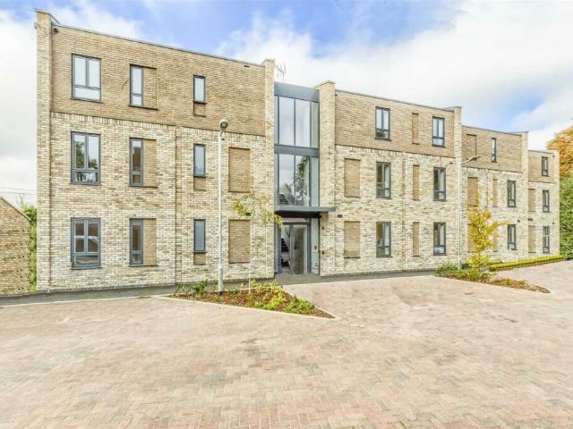 Brookmans Place, Green Close. 2 bed apartment to rent £2,000 pcm £462 pw