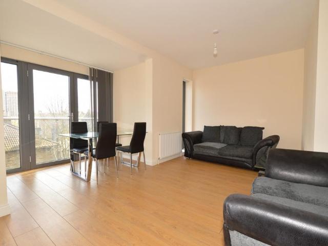 Brookbank Road, London, SE13 2 bed flat to rent £1,975 pcm £456 pw