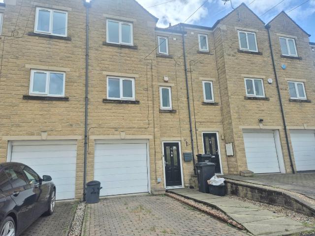 Brookdale Court, Halifax HX2, 3 bed property to rent, £1,200 pcm | PrimeLocation