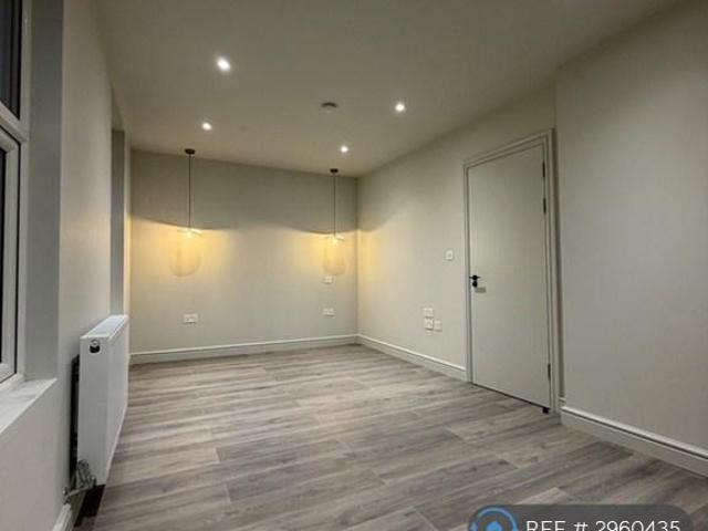 Brooke Road, London, N16 2 bed flat to rent £2,850 pcm £658 pw