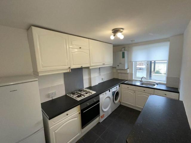 Brooklyn Court, Loughton, Essex 2 bed flat to rent £1,700 pcm £392 pw