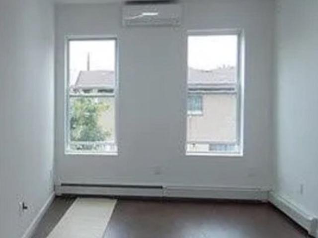Brooklyn NY $900 Month
