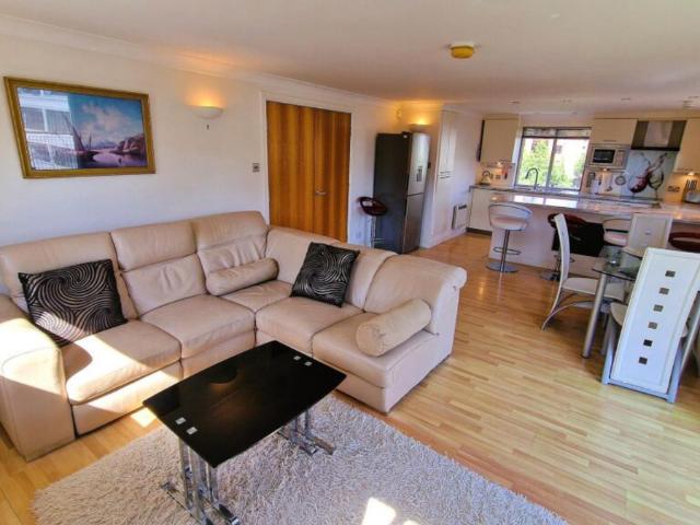 Brooklyn Road, London SE25, 3 bed flat to rent, £2,000 pcm | PrimeLocation